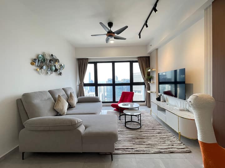 Big Group, Klcc View, Free Netflix/pool/skydeck - Sabah