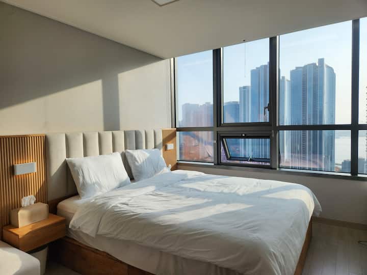 [넓은 킹베드룸] 편안하고 안락하게 쉴 수 있는, 휴식&업무&요리 모두 가능한 만능 공간 - South Korea