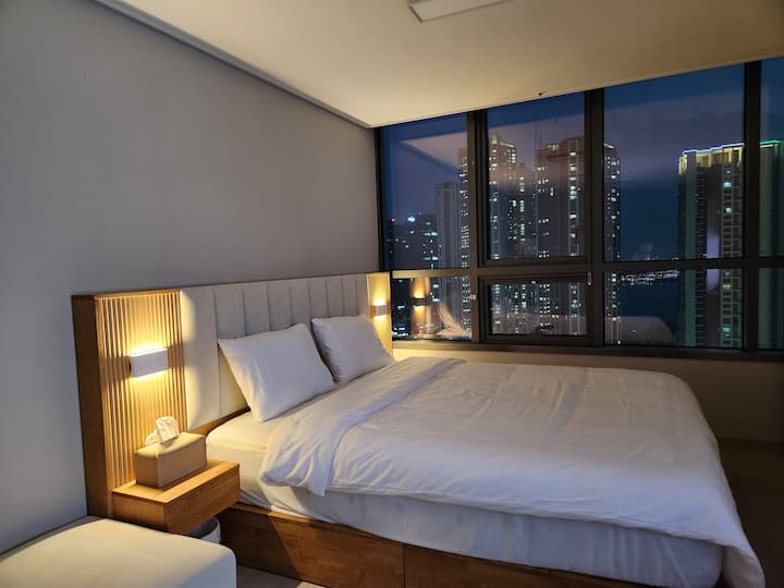 [넓은 킹베드룸] 편안하고 안락하게 쉴 수 있는, 휴식&업무&요리 모두 가능한 만능 공간 - Incheon