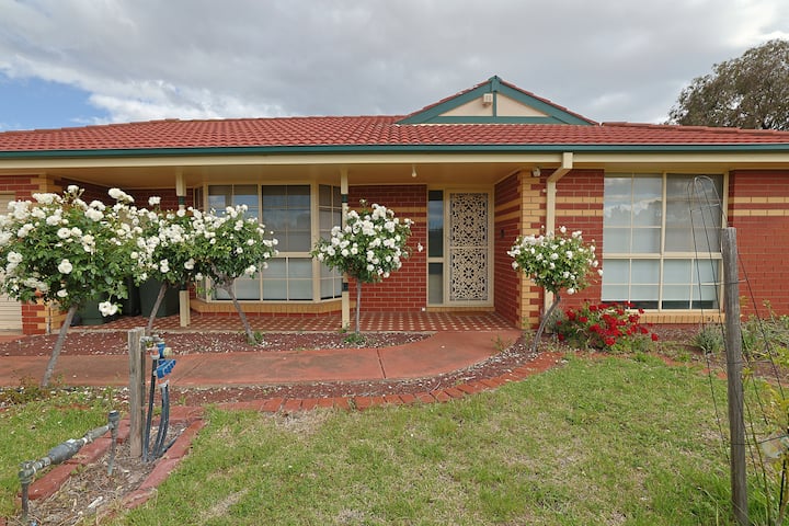 Relaxing Family Getaway | 3br House With Garden - Caroline Springs