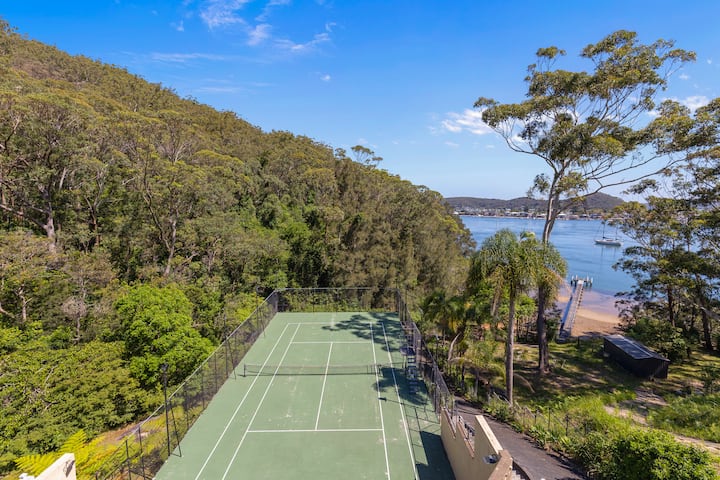 Luxury Waterfront Retreat With Private Pool - Sydney