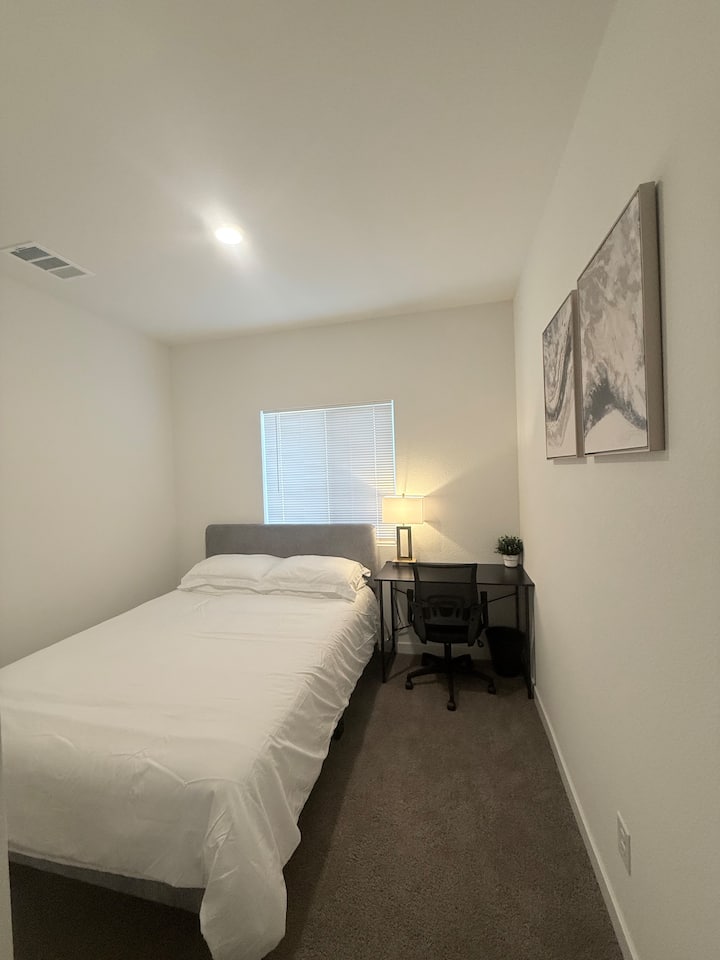 Private Suite W/bath, Ac, Wifi &Parking, Elk Grove - Elk Grove, CA