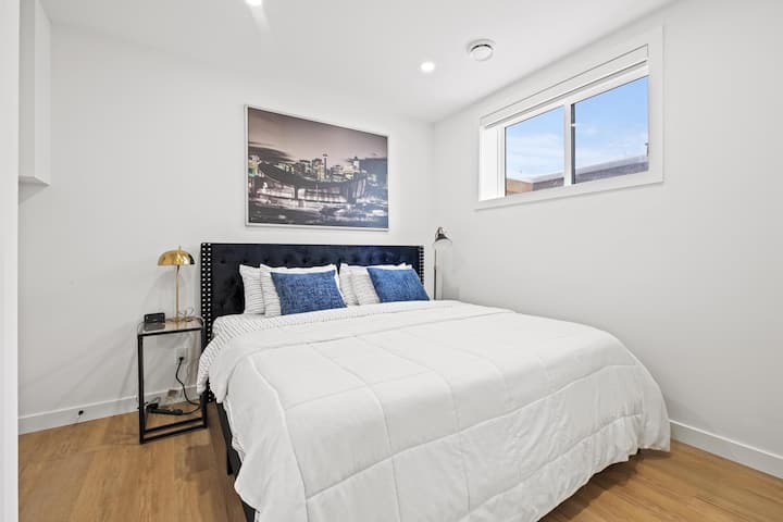 Brand New| Ultramodern| King Bed| Central - Calgary
