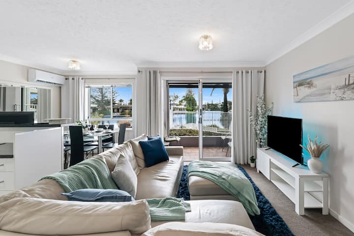 Luxury Waterfront - 2 Pools, Jetty, Watertaxi +Bbq - Australian Outback Spectacular