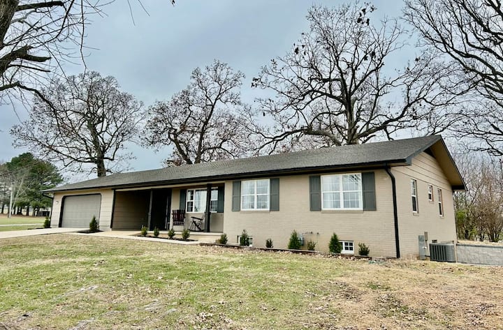 Harrison Hideaway~ Peaceful Stay + Private Hot Tub - Harrison, AR