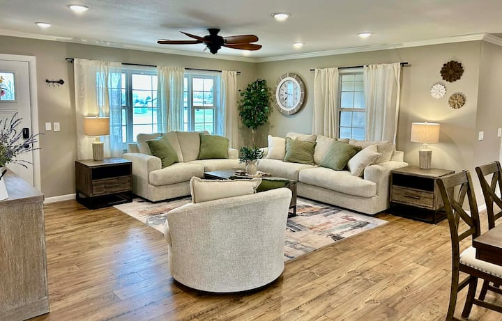 Harrison Hideaway~ Peaceful Stay + Private Hot Tub - Harrison, AR