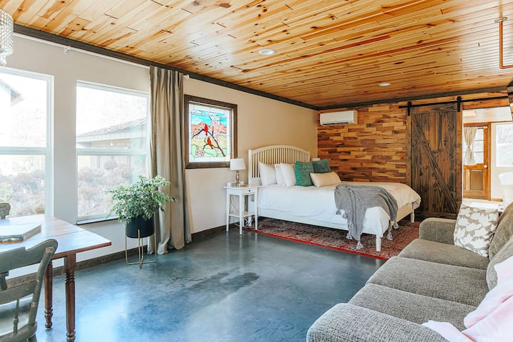 Rockwell Ridge: Dogwood Suite With Clawfoot Tub - Waynesboro, VA