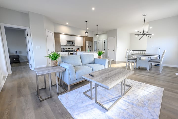 • Beautiful 3-bedroom, 2-bath • Garage & Yard - Westlake