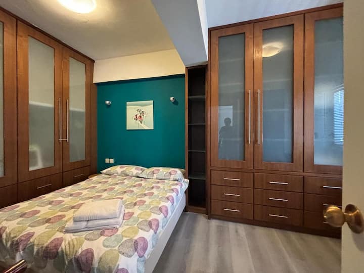 Spacious 1br Mid-levels - Sheung Wan