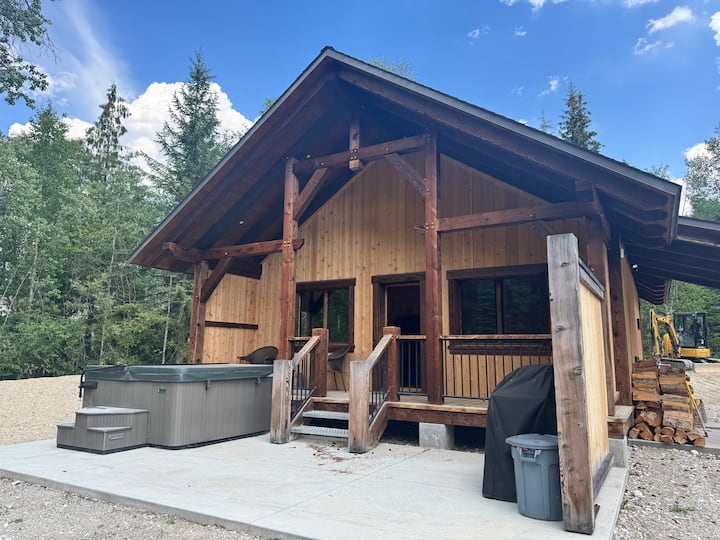 Explorer Creekside Cabin - Private Hot Tub - Golden