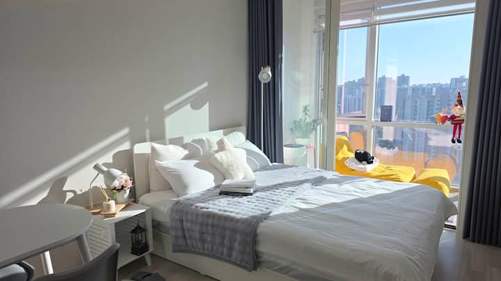 동탄“햇살과 밤빛이 모두 아름다운,개방감 넘치는 프리미엄 스테이.”
햇살 가득 따뜻한 집 - Osan-si