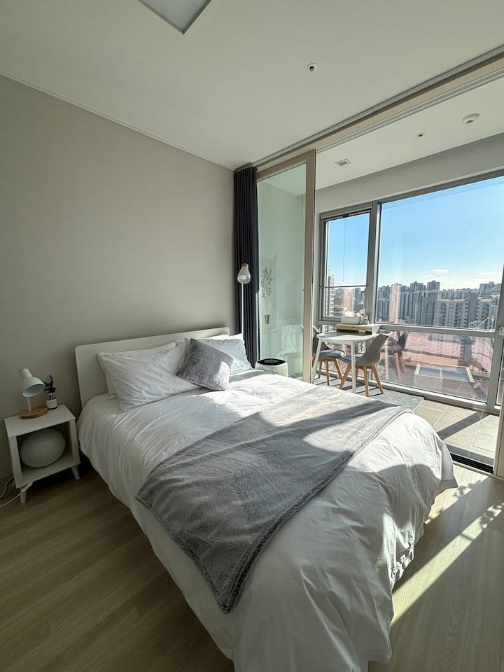 Stay 서정

장박할인 무료주차 화이트톤 15층 탁트인 채광좋은 감성야경 - 정남면