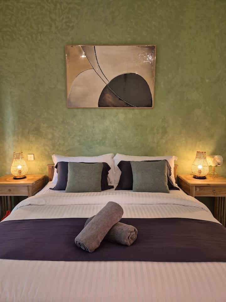 Digital Nomad Oasis 4 | Large Desk + Office Chair - Indonesia