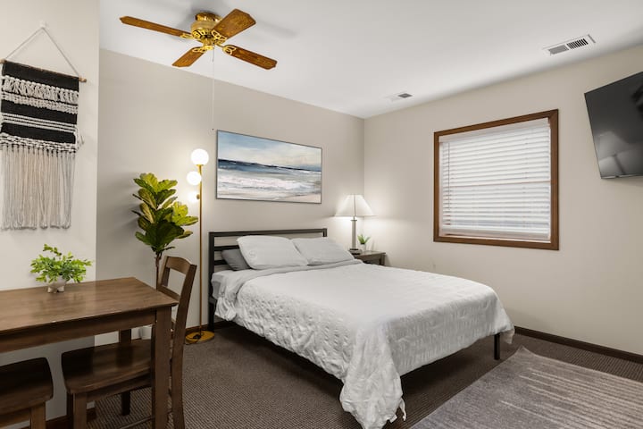 Chic Downtown Studio Near Ravinia W/ Free Parking - Lake Forest, IL