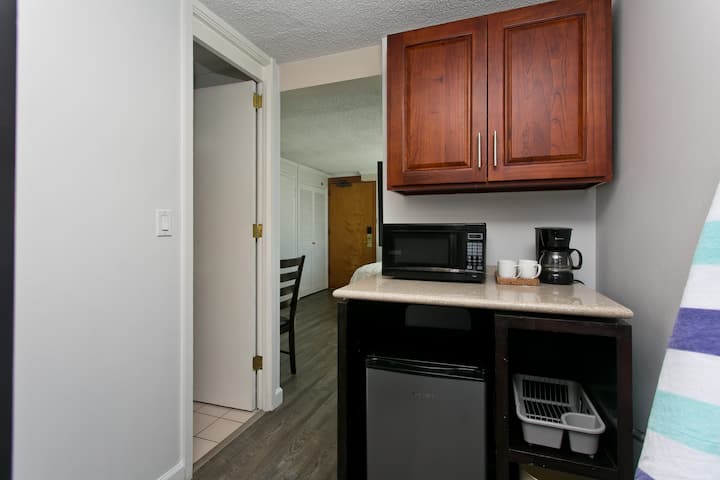 Stay Local At Bamboo Waikiki – Walk To Everywhere - Honolulu, HI