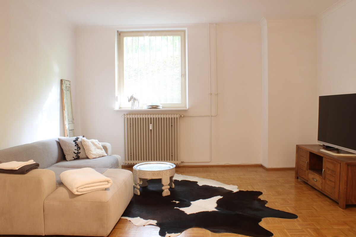 Cozy apartment with kitchen & WiFi near tram/S-Bahn - Airbnb