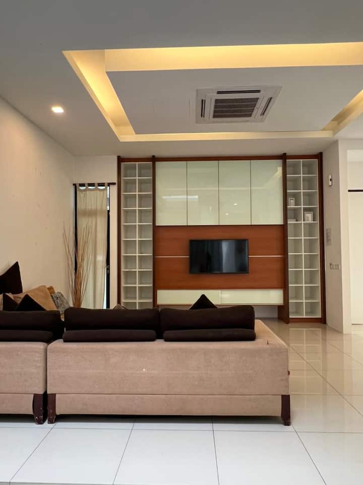 3-5 Mins To Lake Garden, Full A/c, Hot Tub, 11 Pax - Taiping
