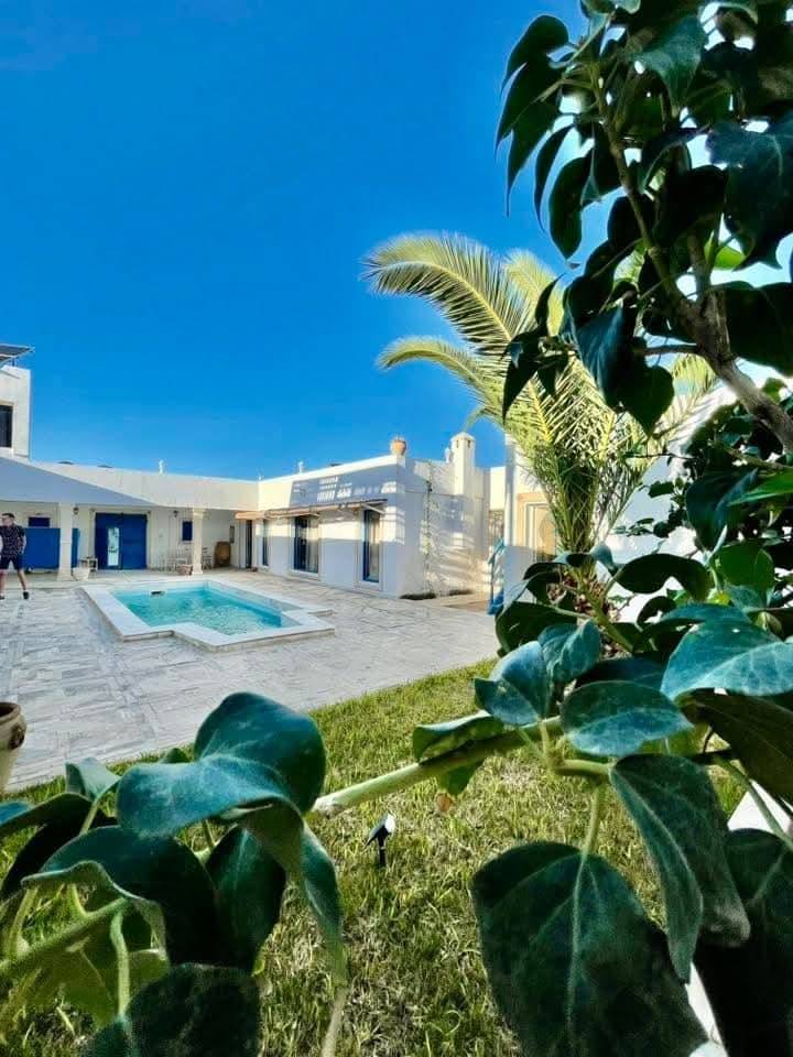 Villa 5 Chambres 
Femme De Menage Inclus - Djerba