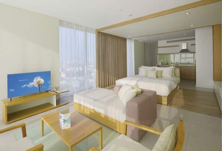 Căn Hộ Góc Với Tầm Nhìn Toàn Cảnh Bãi Biển Mỹ Khê - Vietnam