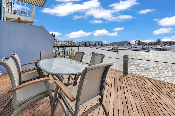 Waterfront Haven With Deck, Marina Views & Parking - Mordialloc