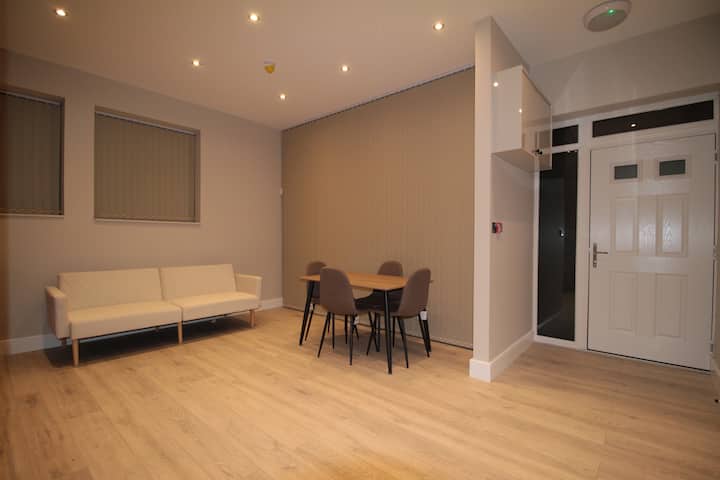 Modern One Bedroom Flat, Private Parking Included - London, UK
