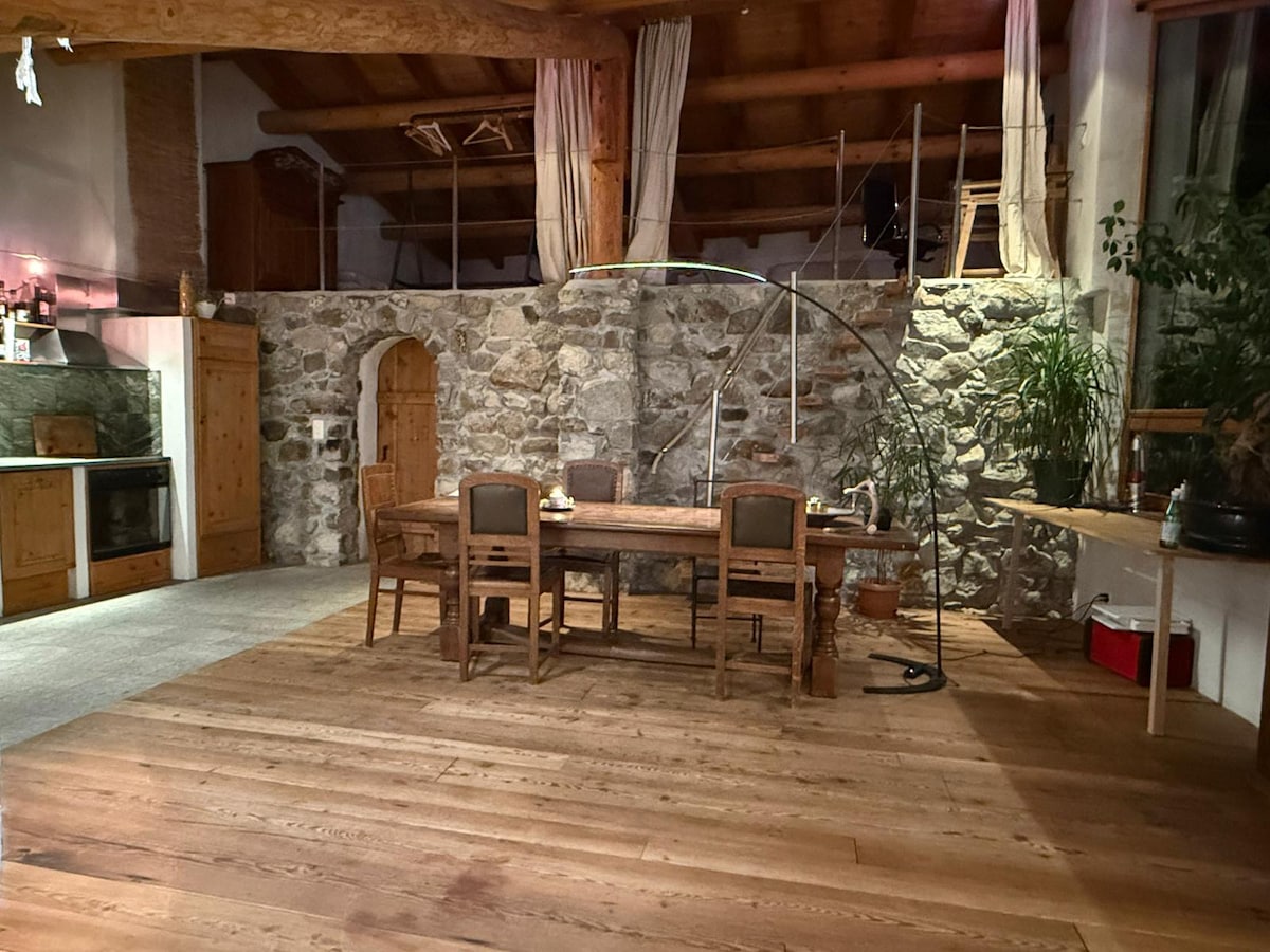 O apartamento fica na casa mais antiga de Champfér - Airbnb