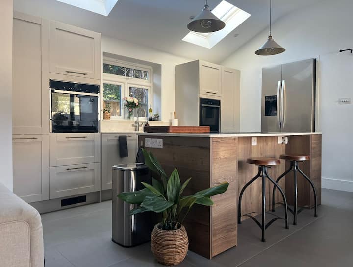 Peaceful Modern Bungalow In West Moors - Ringwood