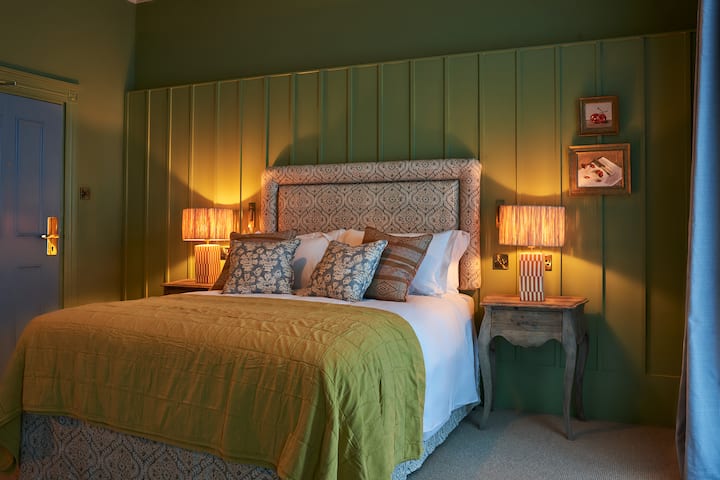 A Comfy Room At The White Horse, Dorking - Shere