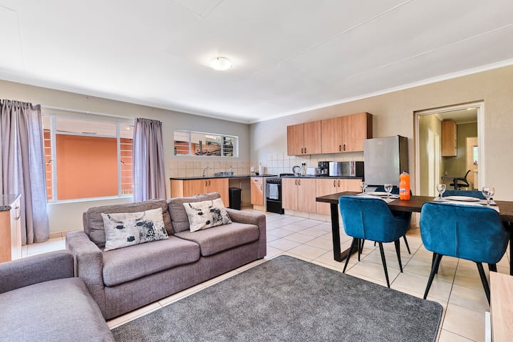 Col5. Spacious. 2 Bed Apt. Pool. Solar Back Up - Sandton