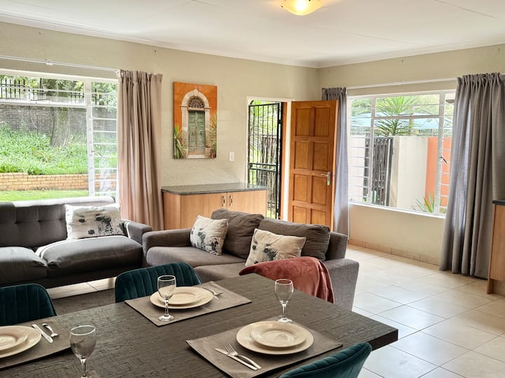 Col5. Spacious. 2 Bed Apt. Pool. Solar Back Up. - Sandton
