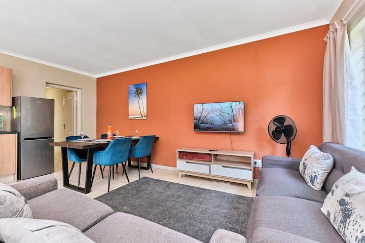 Col5. Spacious. 2 Bed Apt. Pool. Solar Back Up. - Alexandra, South Africa