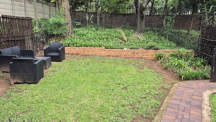 Col5. Spacious 2 Bed Garden Apartment In Sandton - Sandton