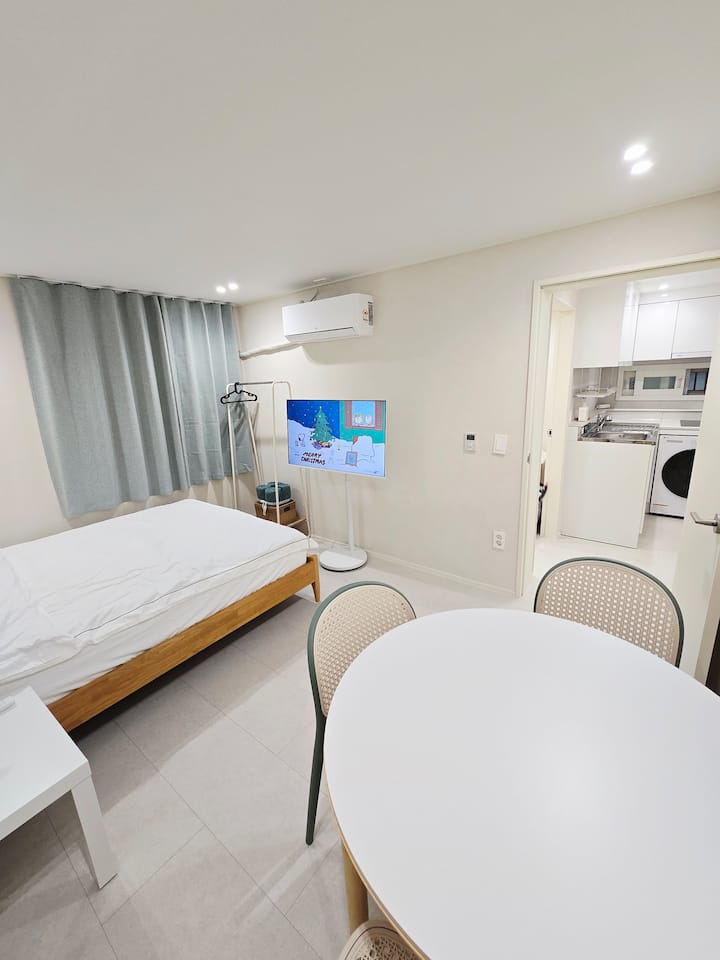 깨끗하고 편안한 휴식/
새로 인테리어/홍대,연대,명지대 인접 - Seul