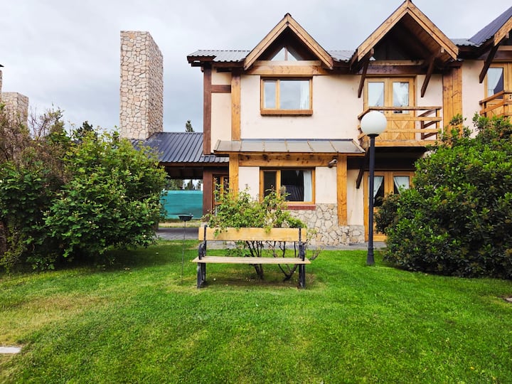 Cabaña De 3 Dormitorios Con Piscina Climatizada - Esquel