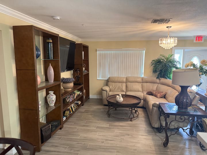 Spacious Home Perfect For Families & Small Groups - Boynton Beach, FL