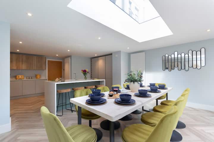 Spacious Five Bed Town House With Garden & Garage - Cheltenham