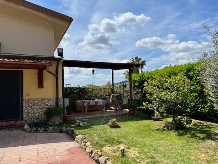Sunny Sicilian Apartment With Garden & Deck - Caltanissetta