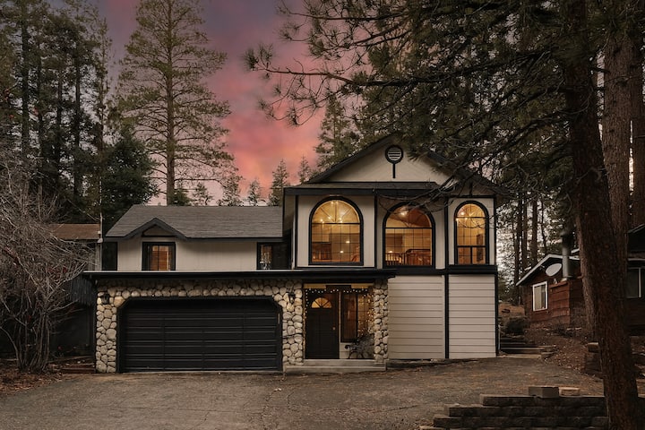 Stylish Sylvan Glen Chalet W/ Hot Tub, Pool Table - Big Bear Lake, CA