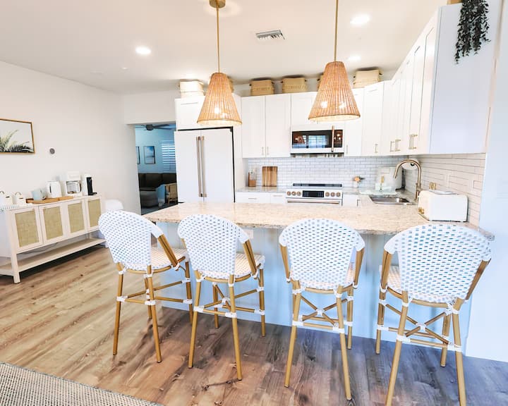 Bougainvillea Bungalow · Luxury Soso Retreat - Lake Worth, FL