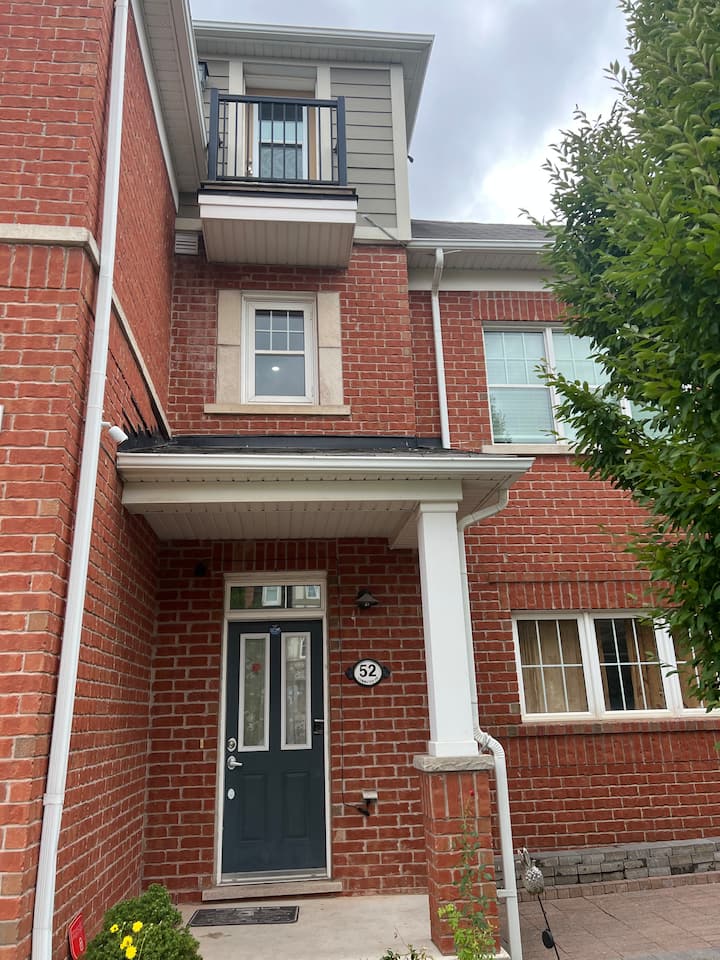 At Mountpleasant Go Brampton House - Brampton