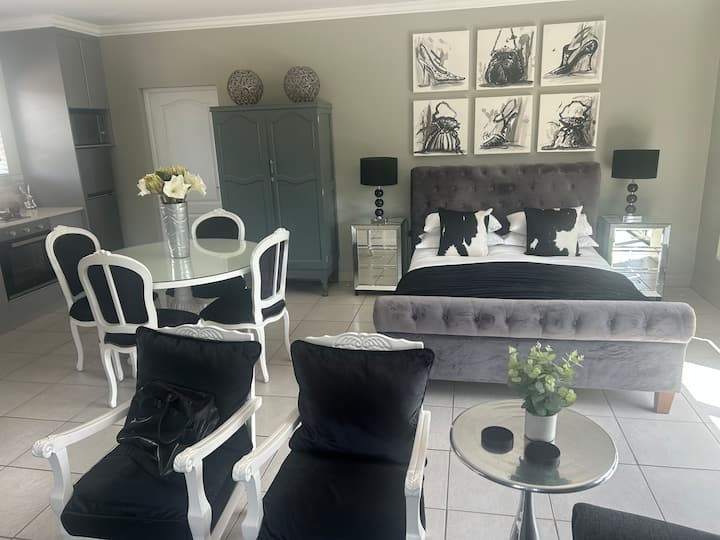 Bijou @ 15 Batchelors Unit - Montagu