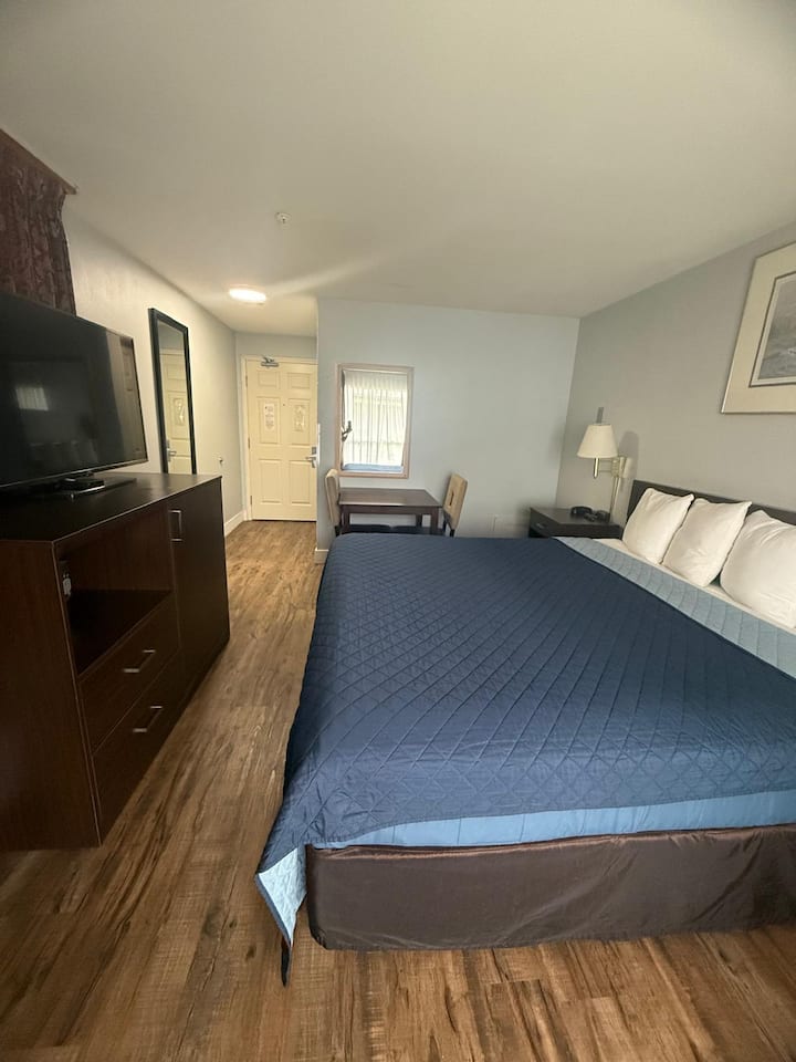 Standard King Bed Non-smoking - Ocean Shores, WA