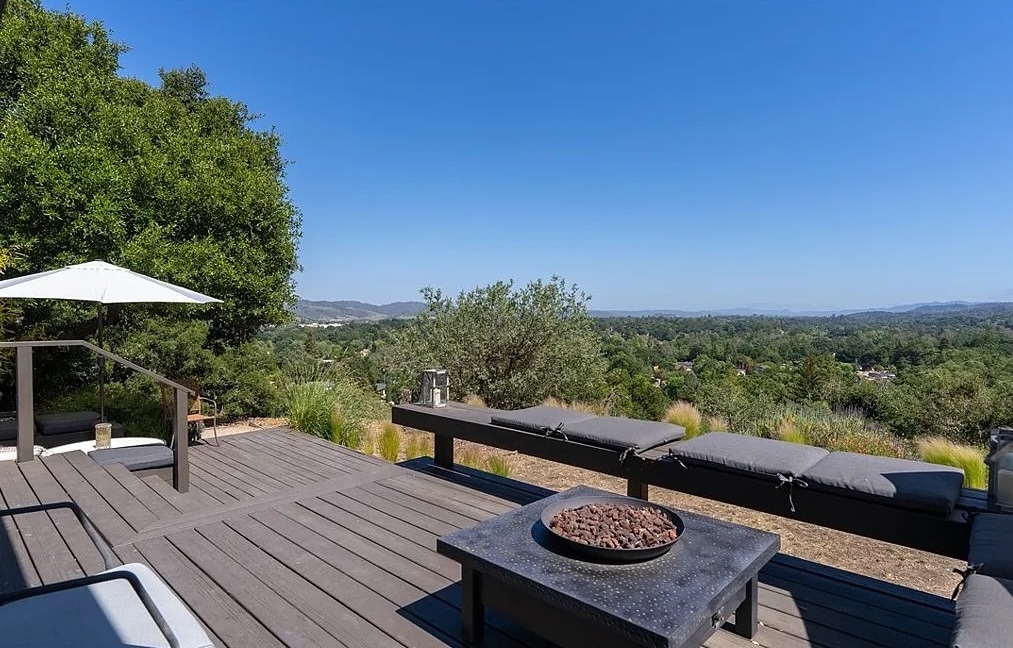 Retraite au sommet d'une colline dans une région viticole • Vues ...