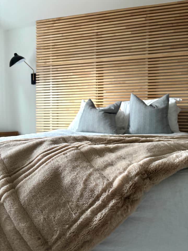Private Retreat · Spa Soaking Tub · Pet-friendly - Portland, OR