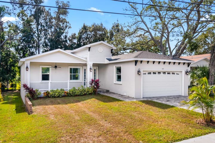 Elegant Living: Spacious 4-bedroom, 3-bath Home - Clearwater, FL