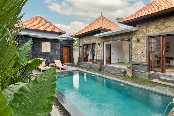 Yellow Bee Ubud- Two Luxury Beds - Indonesia