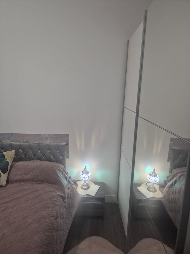 Jolie Chambre Et C’est Pour Uniquement Des Femmes. - Paris