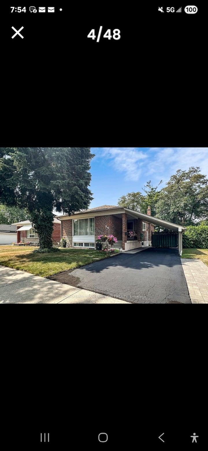 King Bed, Living Room, Kitchen And Private Suite. - Toronto, ON