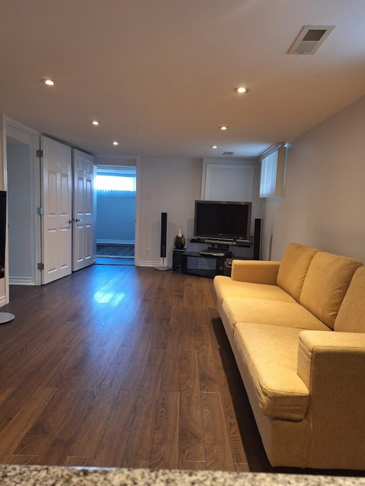 King Bed, Living Room, Kitchen And Private Suite. - Toronto
