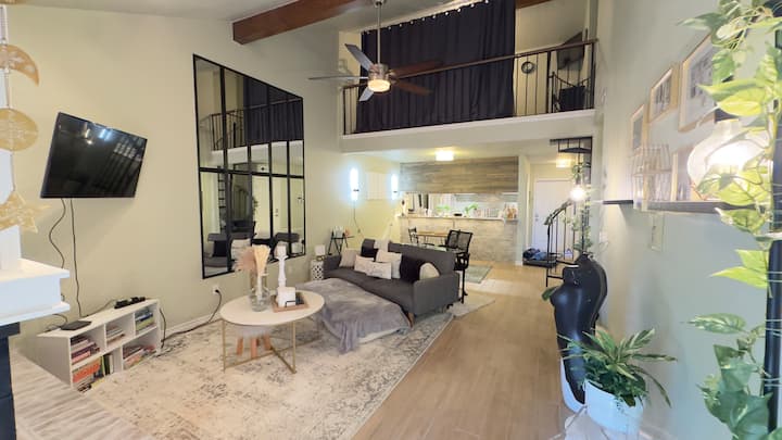 Modern Edmond Loft | Near Uco • King Bed • Patio - Edmond, OK